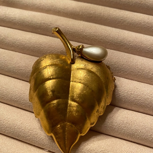 Avon | Jewelry | Vintage Avon Brooch | Poshmark